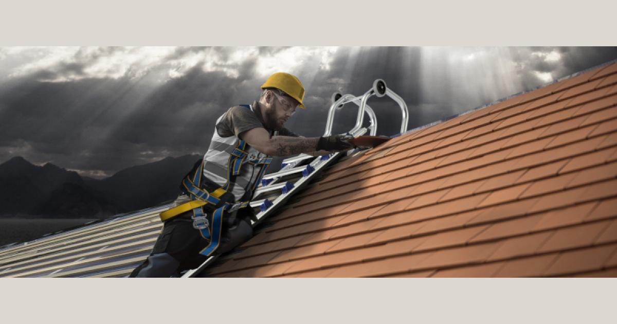 Werken met een ladder op een schuin dak | Skyworks B.V.